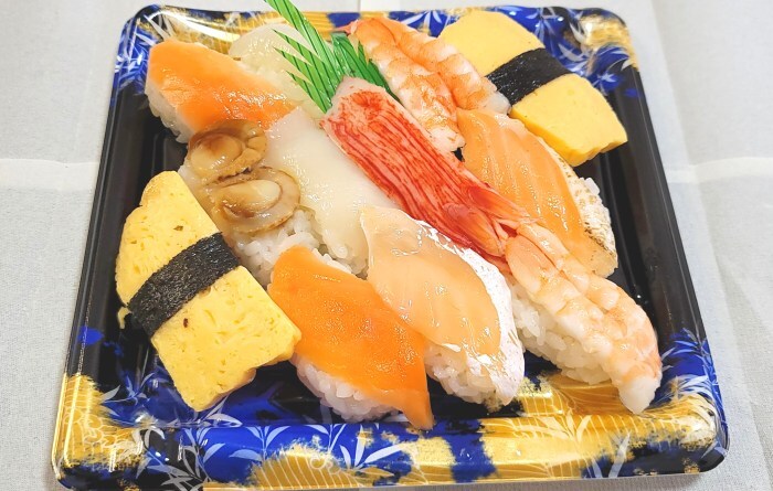 ミニストップの新商品「得々にぎり 12貫」が見た目もボリュームもいろいろ規格外 / ひたすら幸福になれるパック寿司 - Yahoo! JAPAN