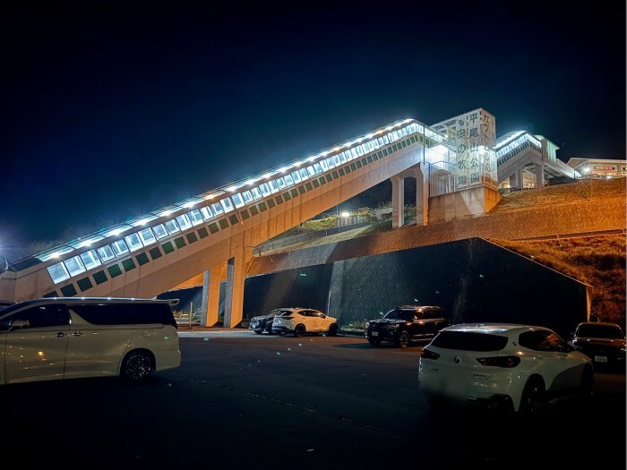 【何これ】高速道路脇にそびえる巨大エスカレーターの先には何があるのか / 上信越道「佐久平PA」 - Yahoo! JAPAN