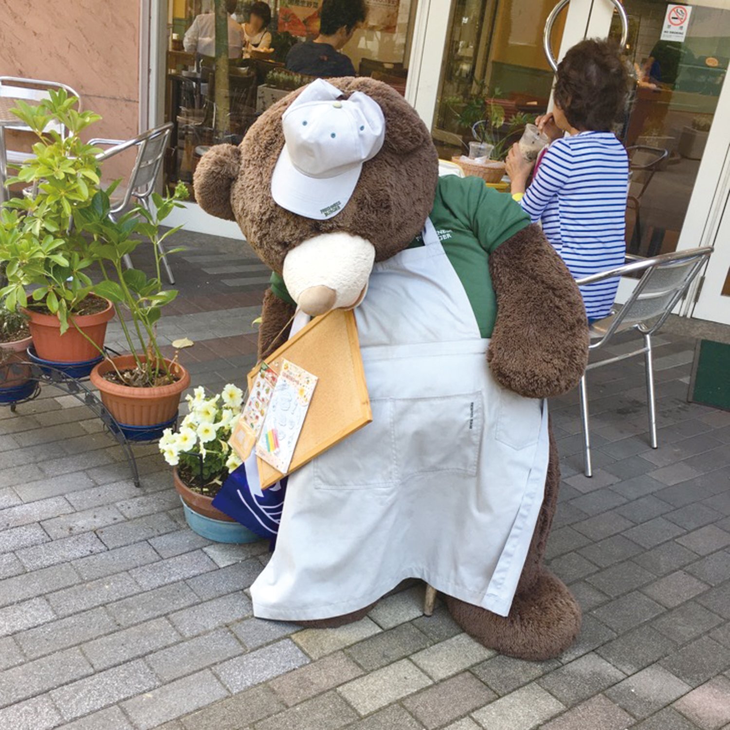店ぬい」は街で活躍する店員さん。ごめさんに伺う、店番として 店ぬい」は街で活躍する店員さん。ごめさんに伺う、店番として